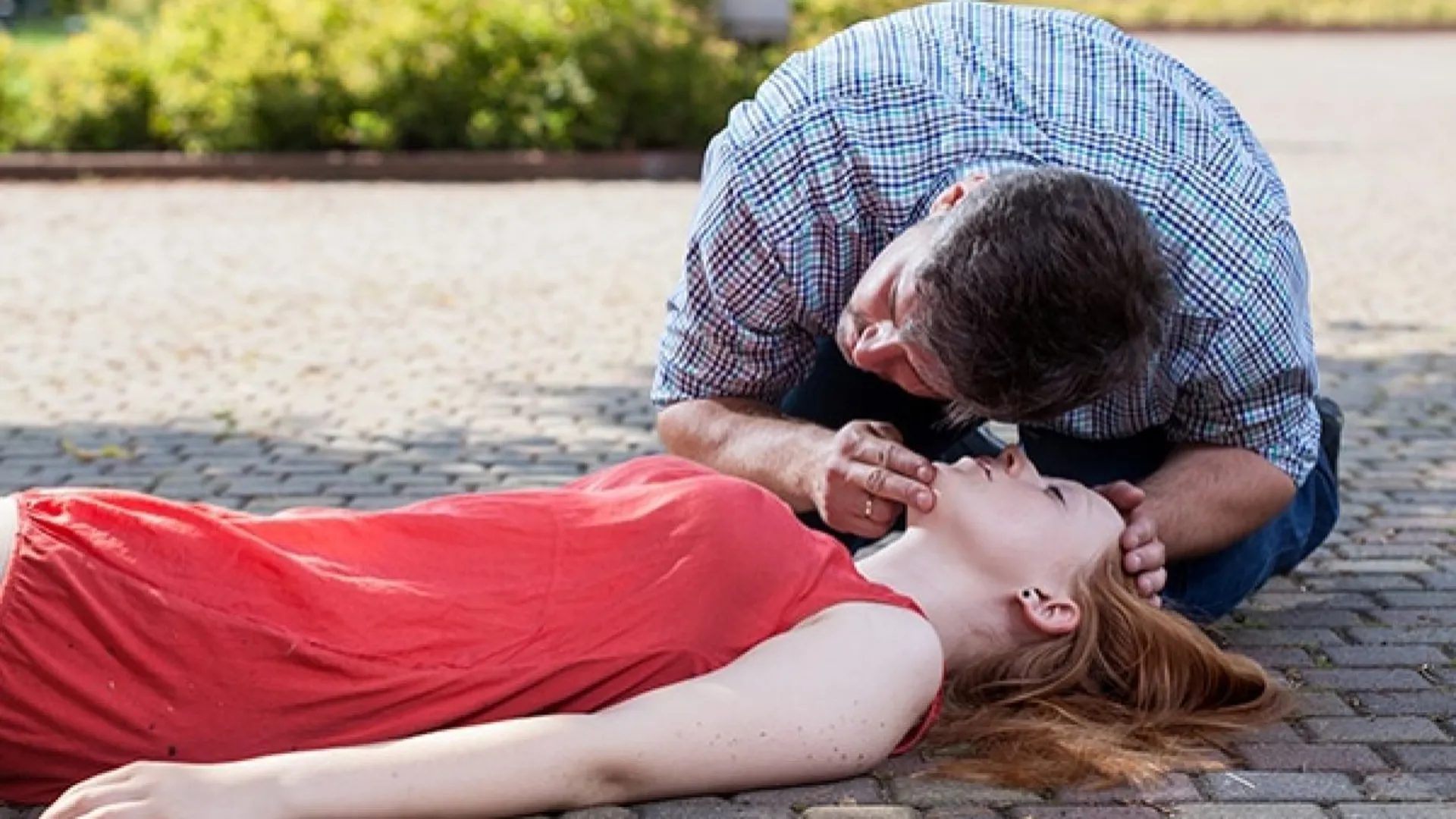 Lo que debes evitar hacer cuando una persona que se desmaya